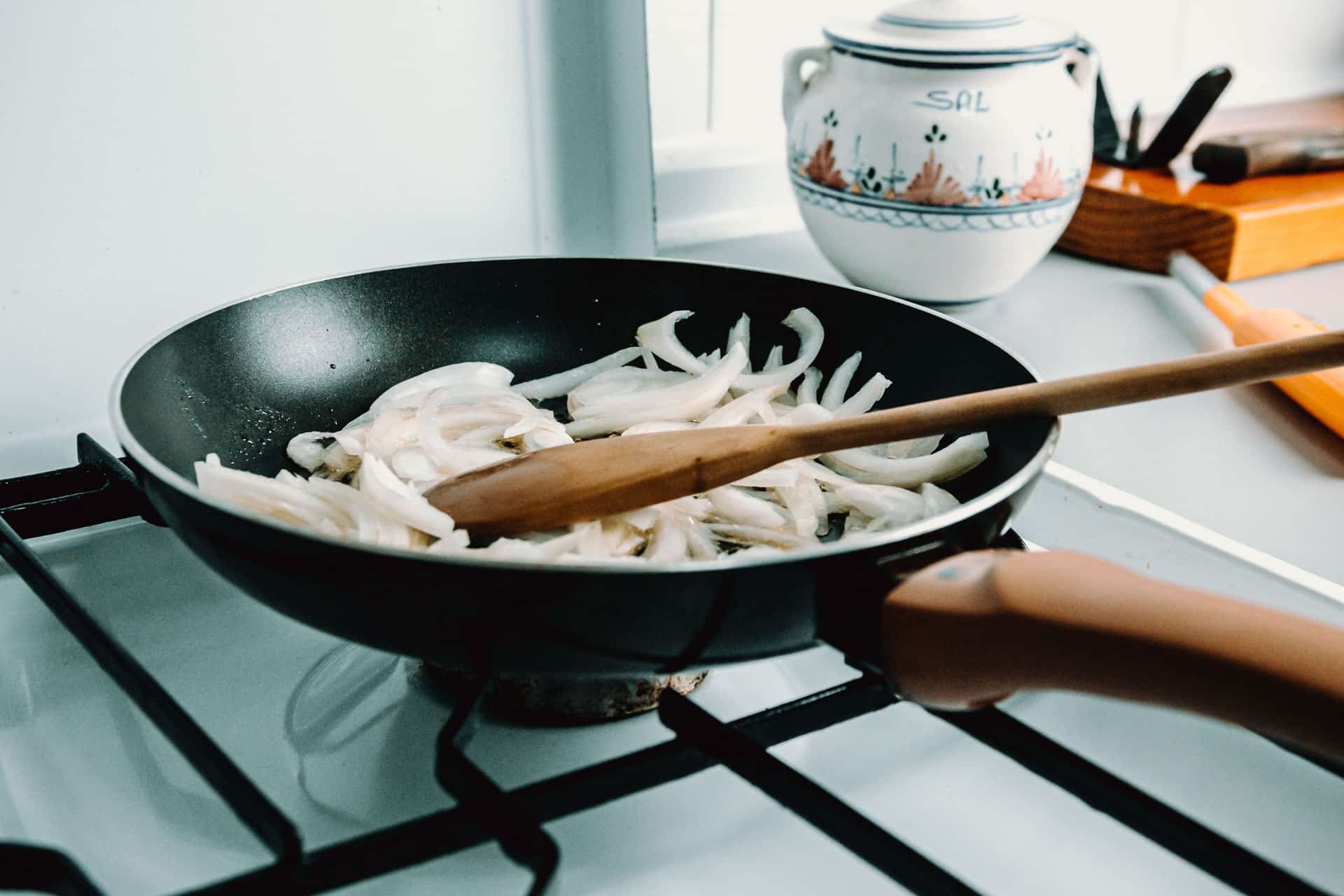 Saute pan vs frying pan: The Difference and use cases